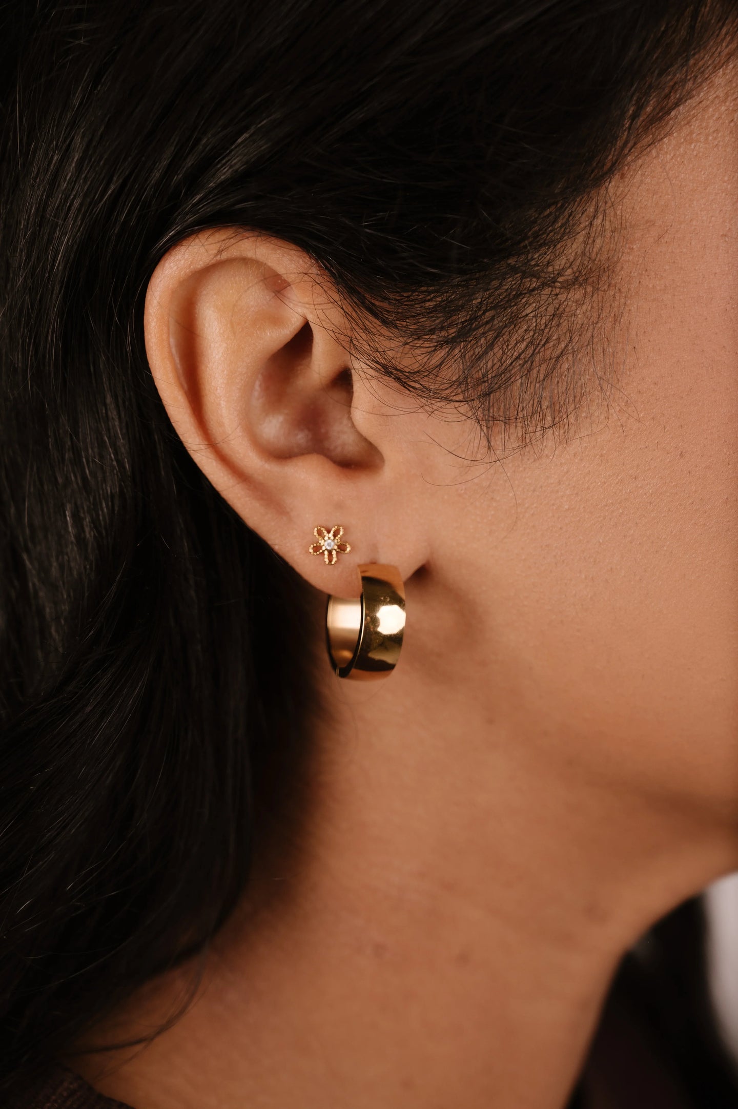 Frosted Daisy Flat Back Stud | Cords Club